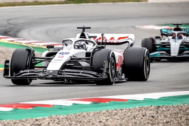 How Fast Do F1 Cars Accelerate? - FLOW RACERS