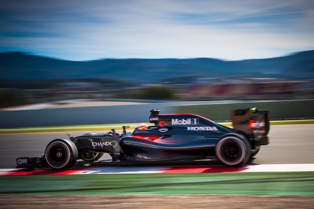 Are F1 Cars Stick Shift Or Automatic? - FLOW RACERS