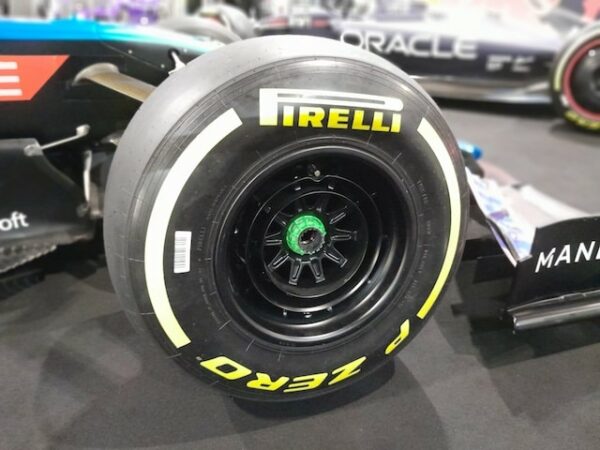 Push Rod vs Pull Rod Suspension In F1 (Simple Explanation) - FLOW RACERS