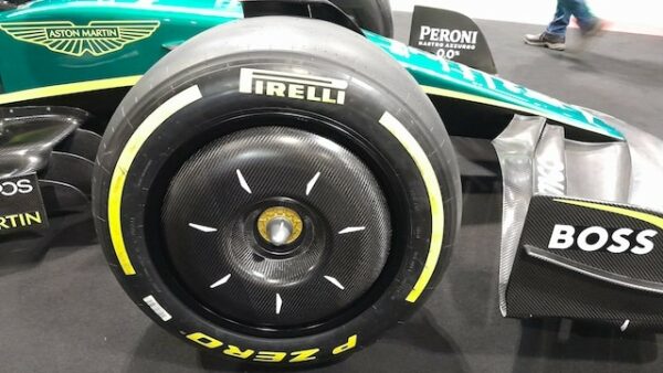 Push Rod vs Pull Rod Suspension In F1 (Simple Explanation) - FLOW RACERS